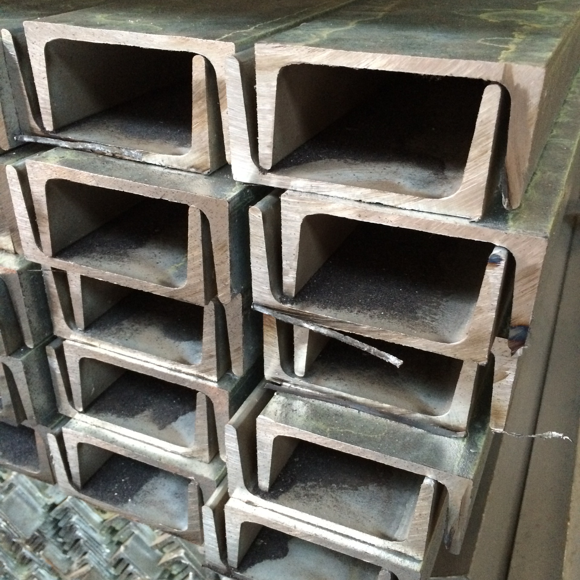 槽钢材料,槽钢的规格尺寸及厚度,槽钢是碳钢吗_大山谷图库