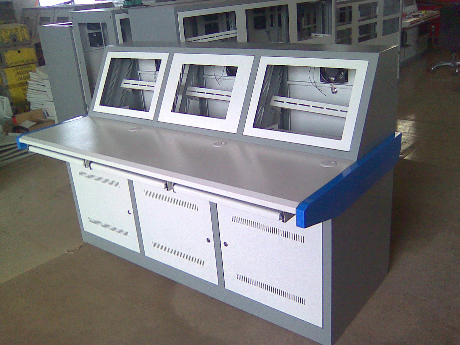 自营低奢琴式框架操作台 冷轧钢板拆装式双联多联监控操作台批发-阿里巴巴