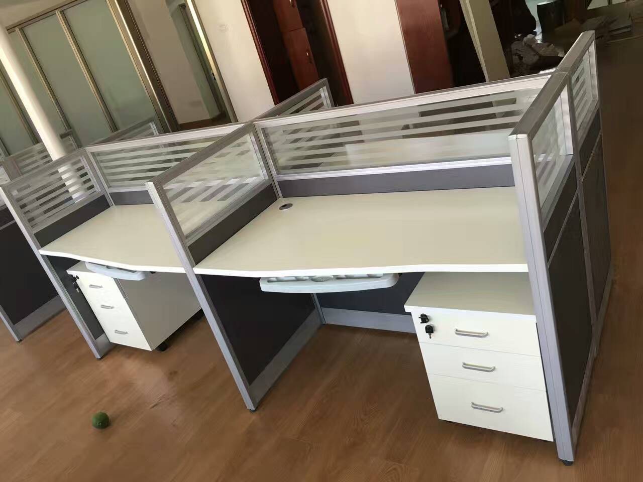 卡座屏风隔断工作桌制作 企业职员实木办公桌 现代简约员工办公桌-阿里巴巴