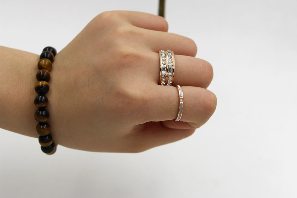 J3-104网红细版周圈贝壳镶钻戒指小尾戒女生单钻彩贝钛钢食指戒指-阿里巴巴