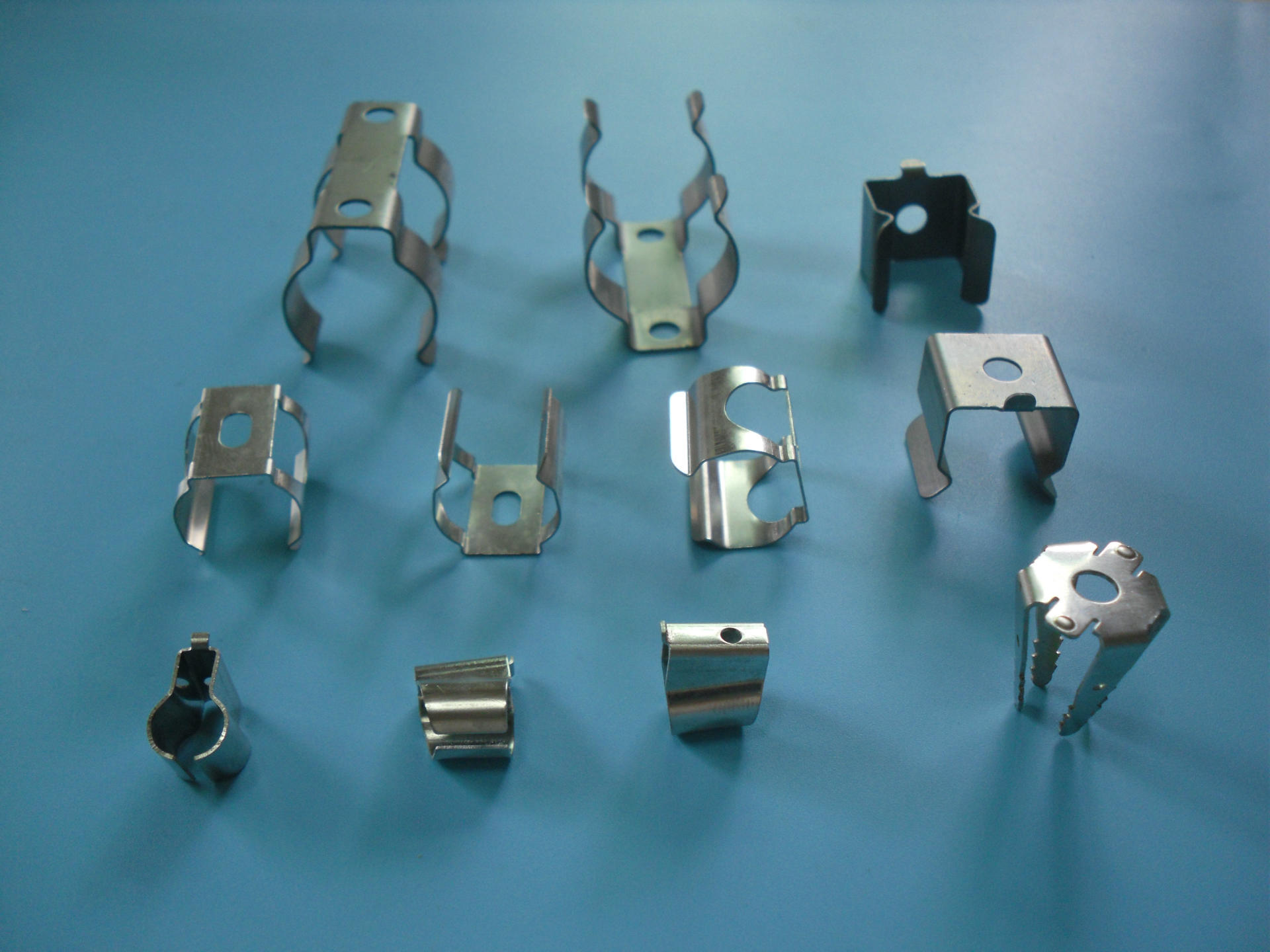 工厂生产锰钢弹簧片V型卡扣301不锈钢电子弹夹固定连接件冲压-阿里巴巴