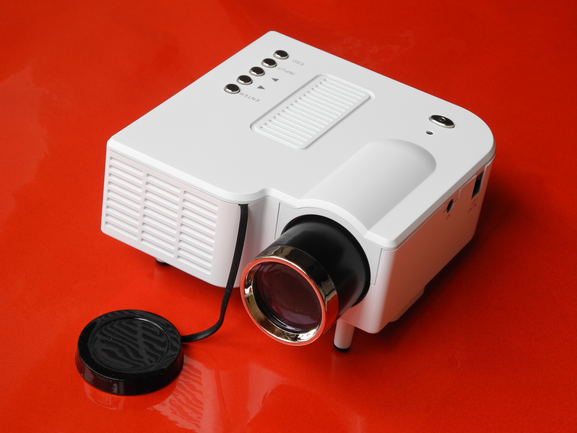 UC28+迷你微型家用投影机 LED迷你投影仪 支持1080P便携式投影仪 - 办公批发网