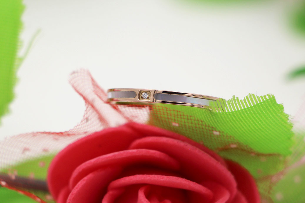 J3-104网红细版周圈贝壳镶钻戒指小尾戒女生单钻彩贝钛钢食指戒指-阿里巴巴