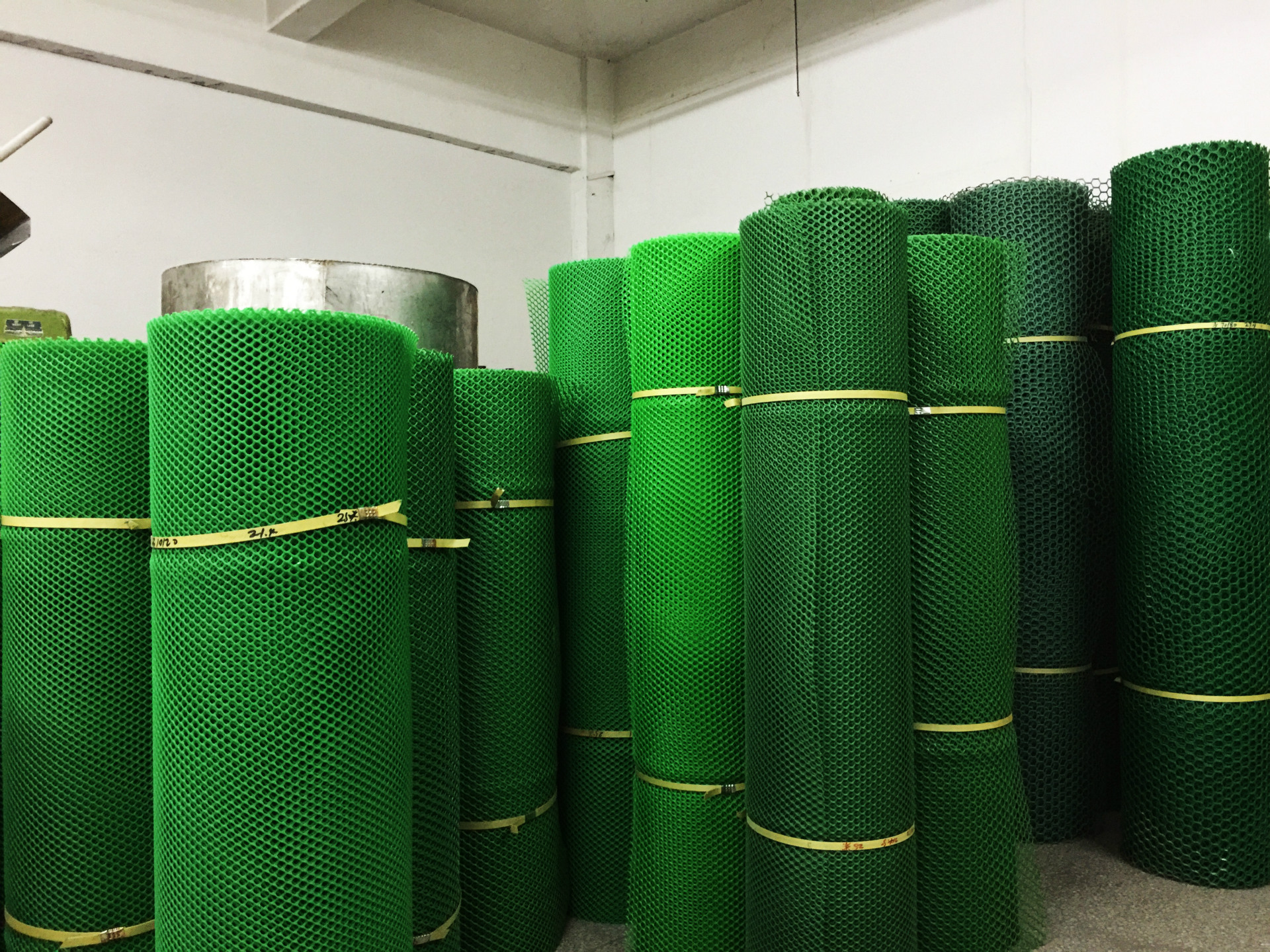 东莞筛网塑料隔离网 育雏养殖网 漏粪网 胶网（1.5米*10mm 15mm）-阿里巴巴