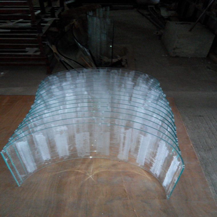 东莞玻璃厂家供应热弯玻璃 12MM烤弯白玻 弧形弯曲钢化超白玻璃-阿里巴巴