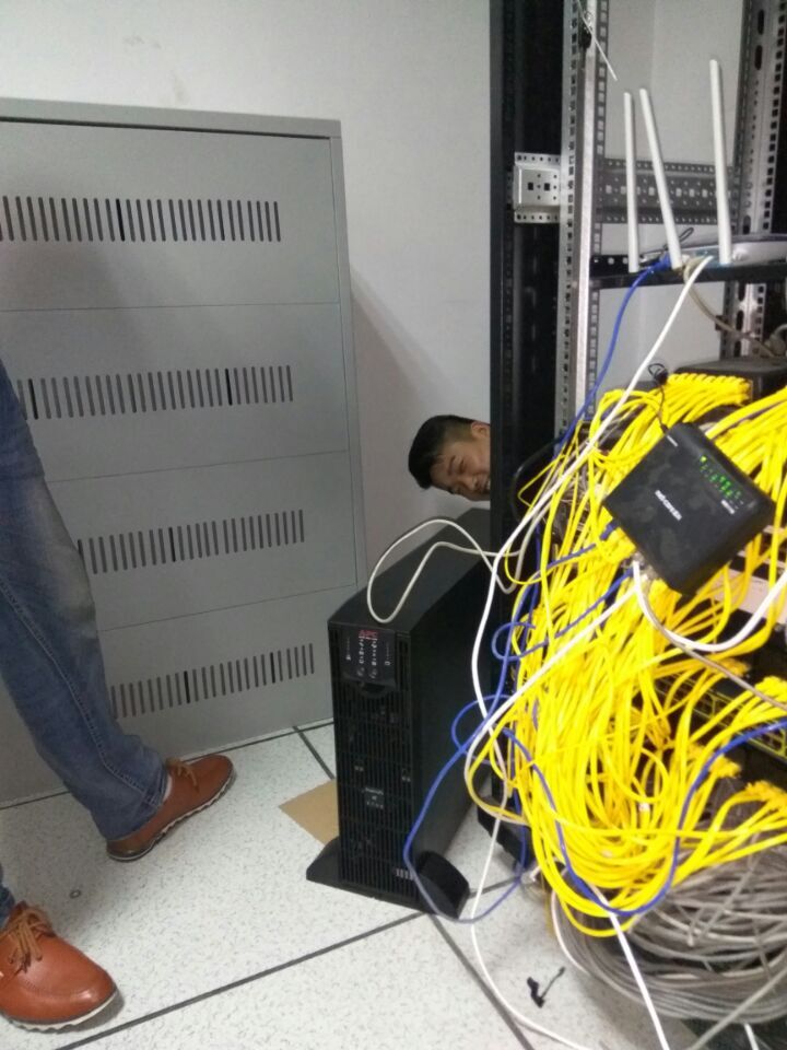 APC SURT6000XLICH 6KVA/4800W内置电池UPS电源Smart-UPS RT 6000-阿里巴巴