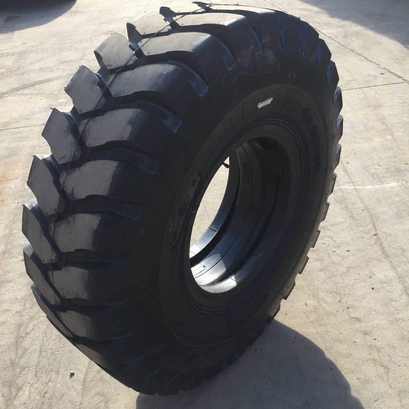 矿山车轮胎1400-20批发高质量三包铲车轮胎可配轮毂工程机械轮胎-阿里巴巴