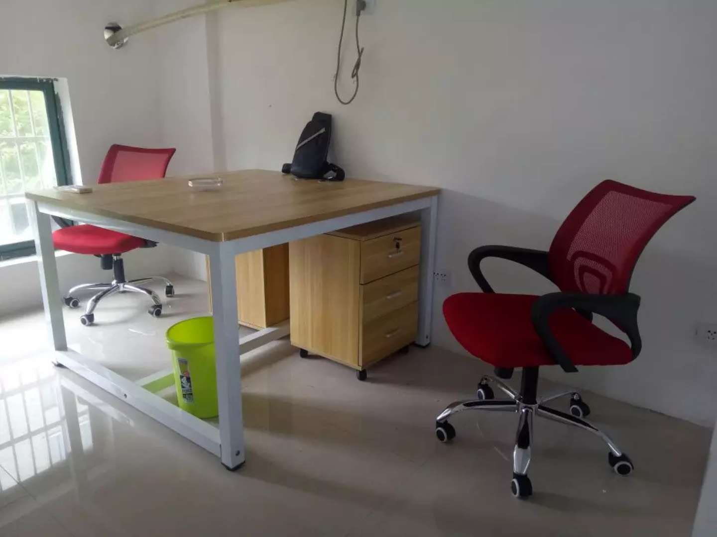 现代简约办公桌_办公室单人办公桌 简约职员办公桌挡板钢架办公厂家直销 - 阿里巴巴