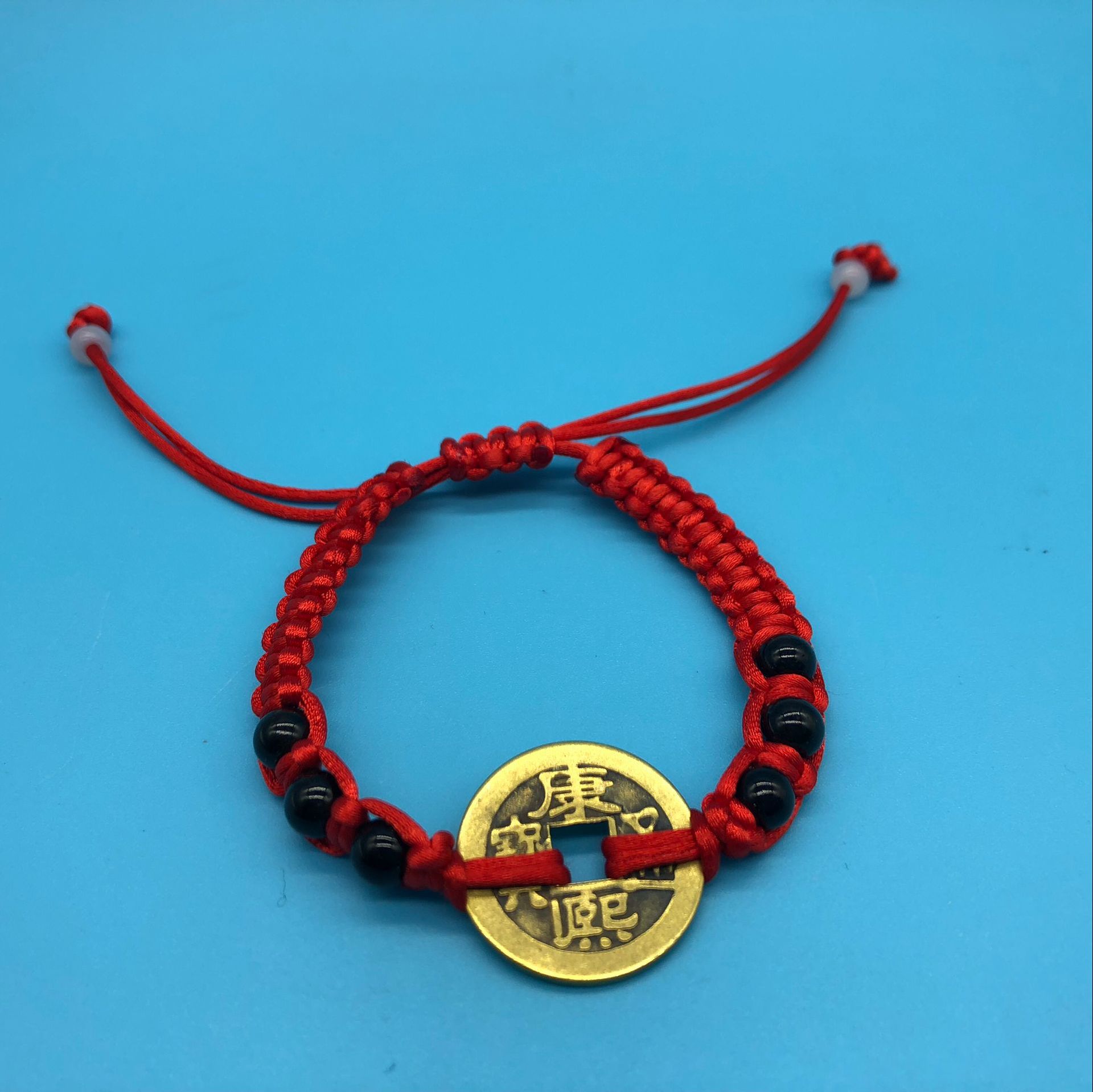 铜钱红绳手链 手工编织 五帝铜钱拉线手链 本命年情侣手链小礼品-阿里巴巴