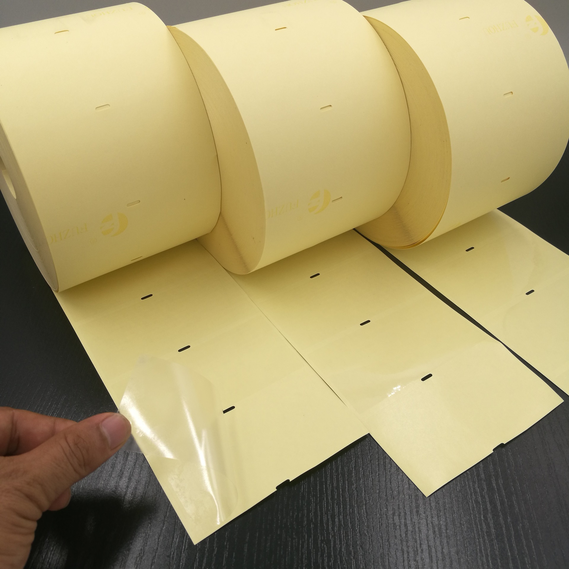 透明不干胶标签贴纸pet透明纸卷带感应孔可打印封口感应孔标签-阿里巴巴