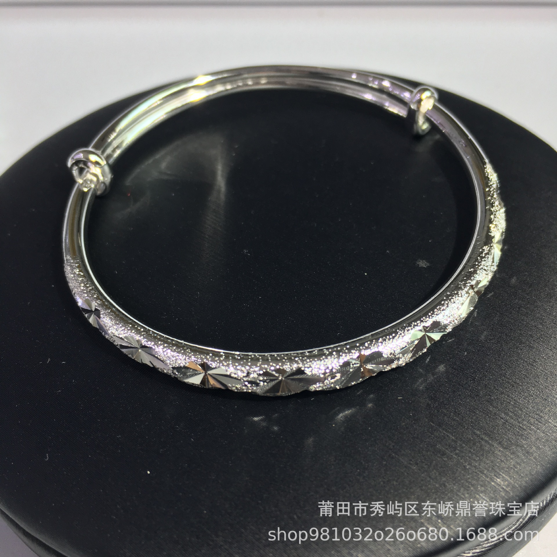 S999纯银车花满天星银手镯大人磨砂实心推拉圆肚银镯子足银女手环-阿里巴巴