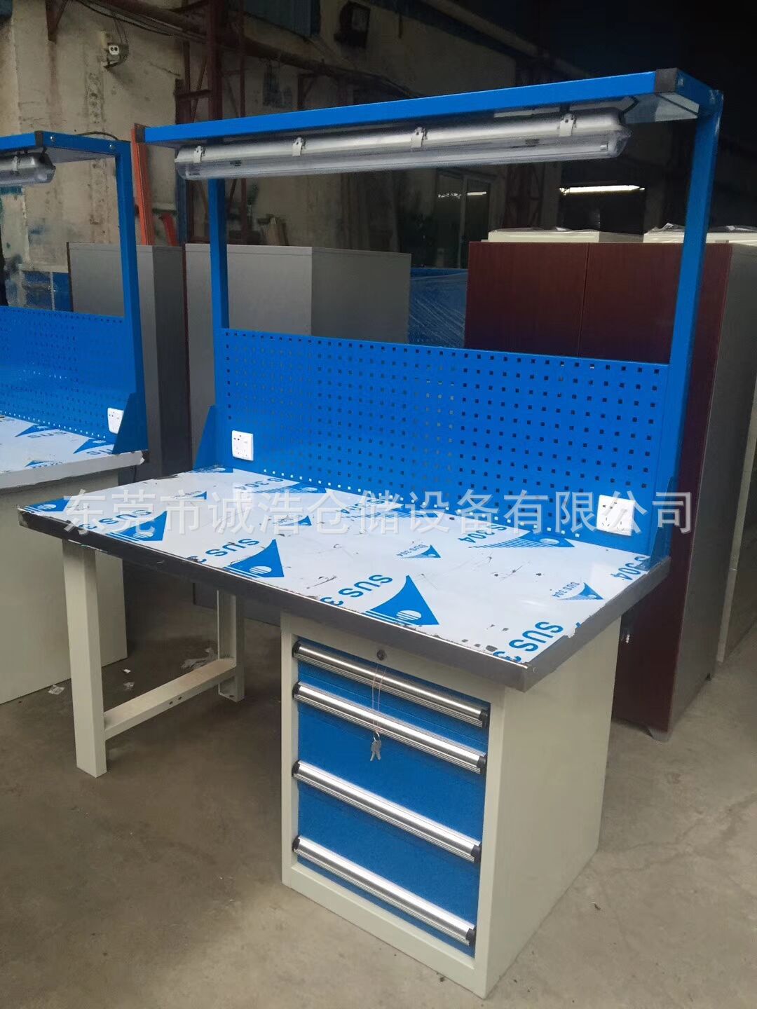 定做304#不锈钢台面工作台带灯架插座工具柜工作台-阿里巴巴