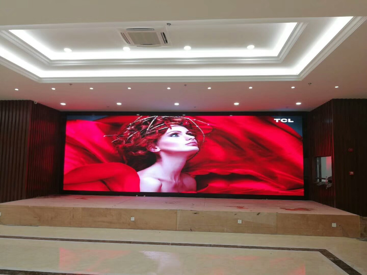 深圳厂家安装p2.0led显示屏p2.0led电子屏酒店室内led显示屏价格-阿里巴巴