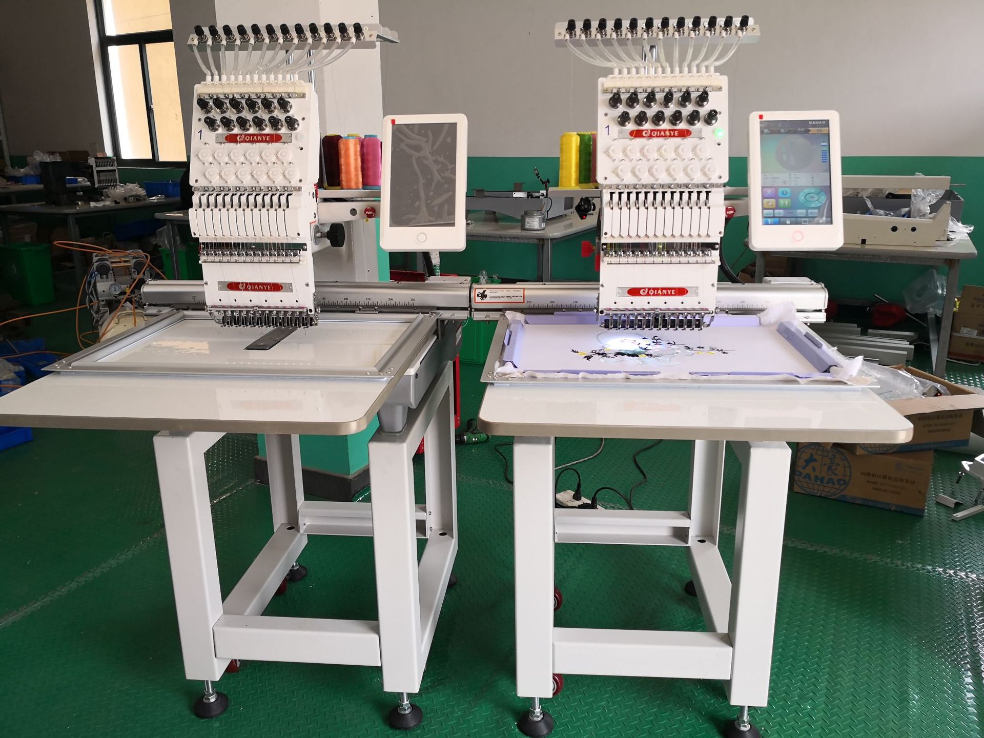 绣花机单头电脑刺绣机双头12头平绣帽绣成衣绣毛巾绣工业绣花机-阿里巴巴