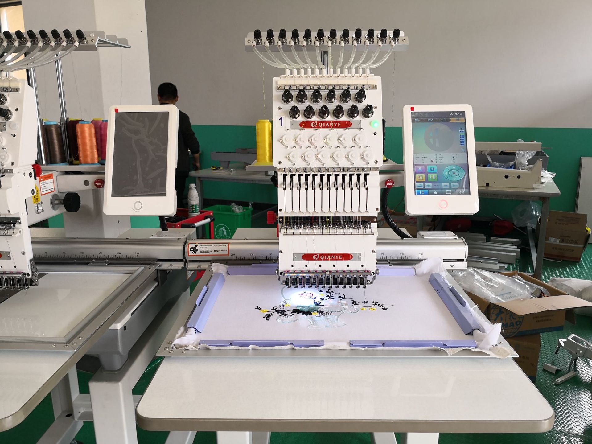 绣花机 单头电脑刺绣机 双头12头平绣帽绣成衣绣毛巾绣工业绣花机-阿里巴巴