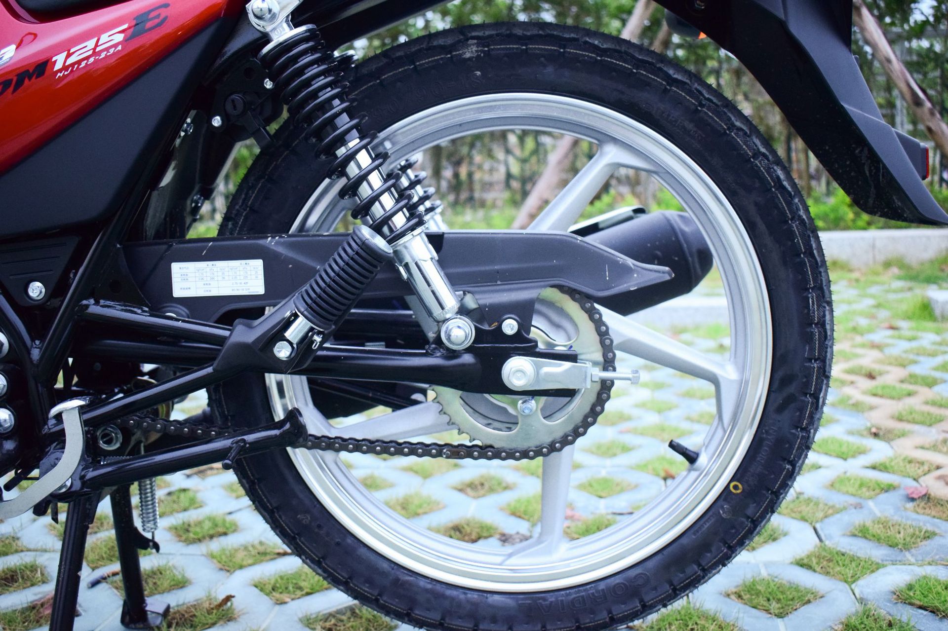 豪爵牌赛驰翼爽迪爽款HJ125-23A男装跨骑燃油摩托车125省油耐用-阿里巴巴