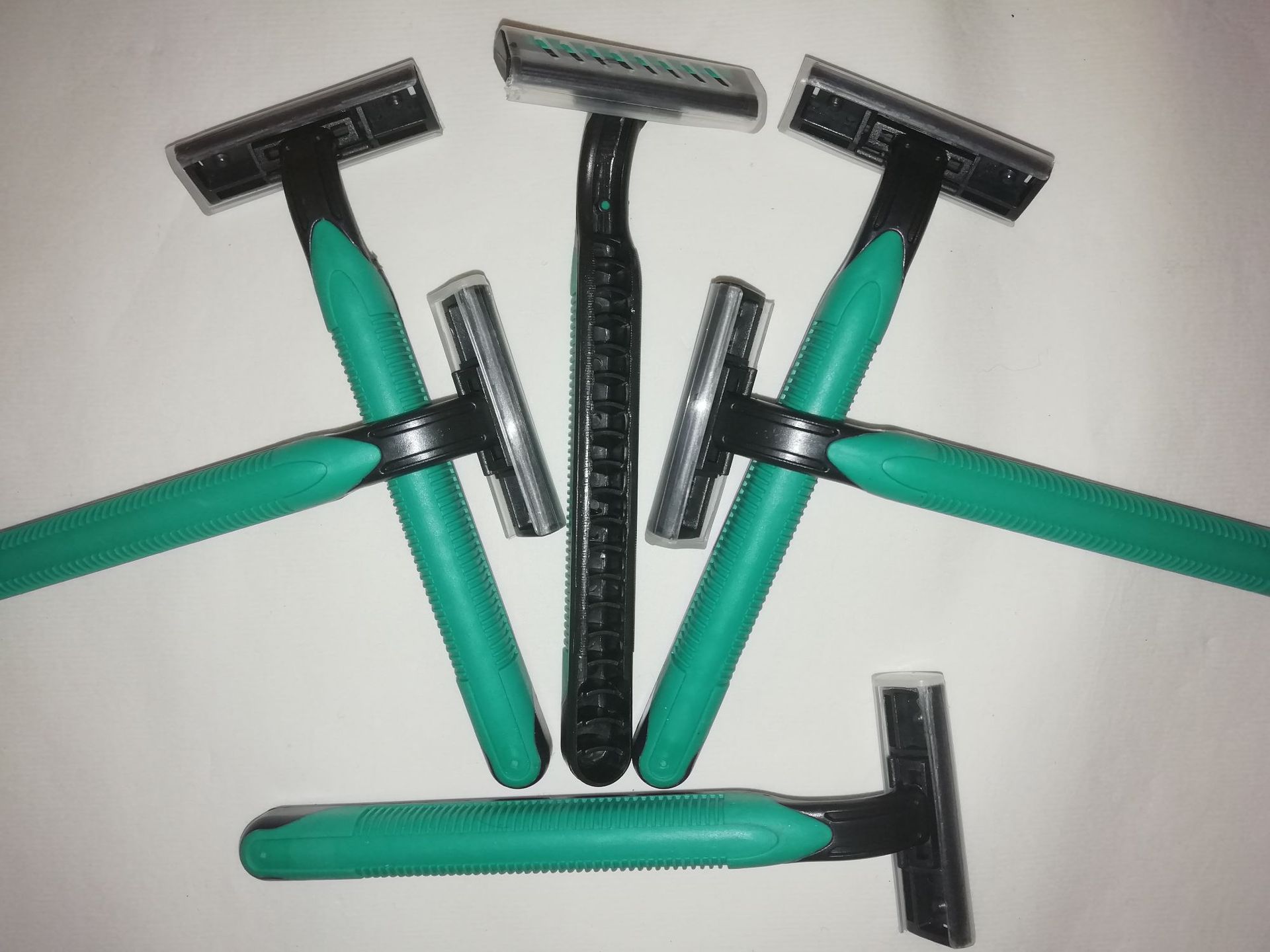 宾馆酒店浴场民宿旅游一次性剃须刀注胶款不锈钢带滑条现货剃须刀-阿里巴巴