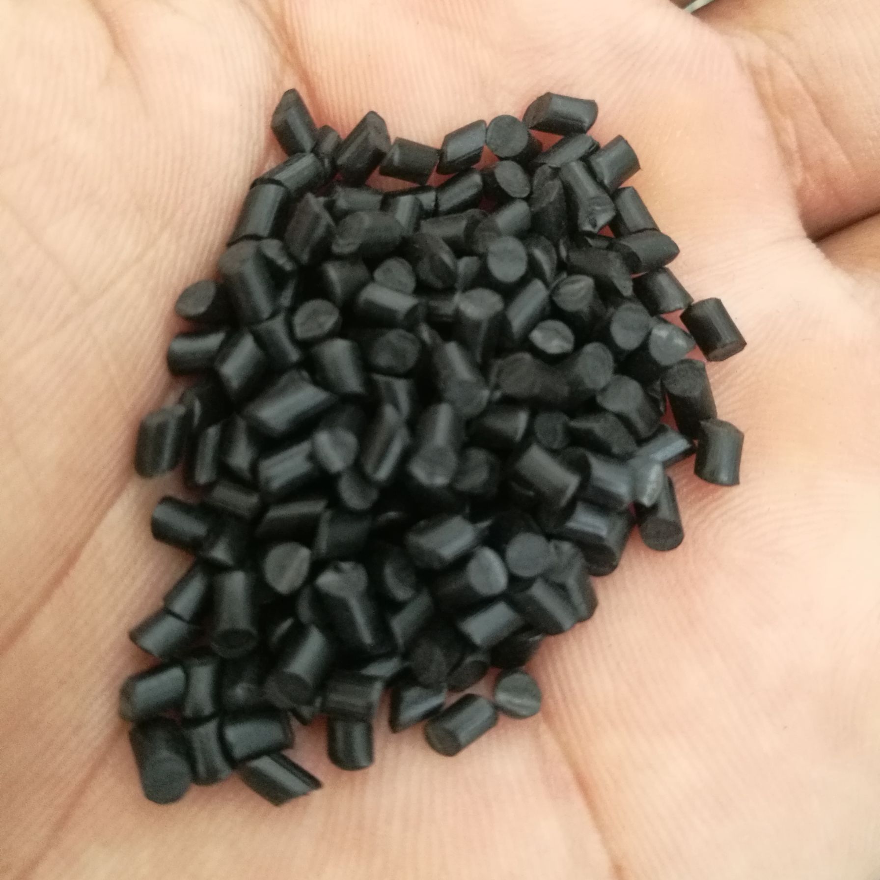 供应防火阻燃PVC颗粒原料黑色PVC粒子ROHS环保45P注塑插头料颗粒-阿里巴巴