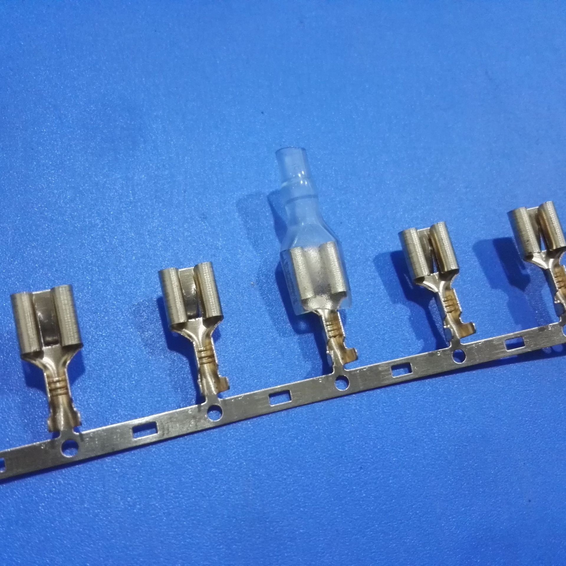 DJ623-E6.3A 6.3平板带刺插簧B脚 本色 横连带 250带倒钩端子-阿里巴巴