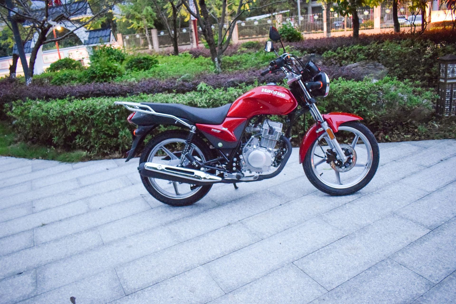 豪爵牌赛驰翼爽迪爽款HJ125-23A男装跨骑燃油摩托车125省油耐用-阿里巴巴