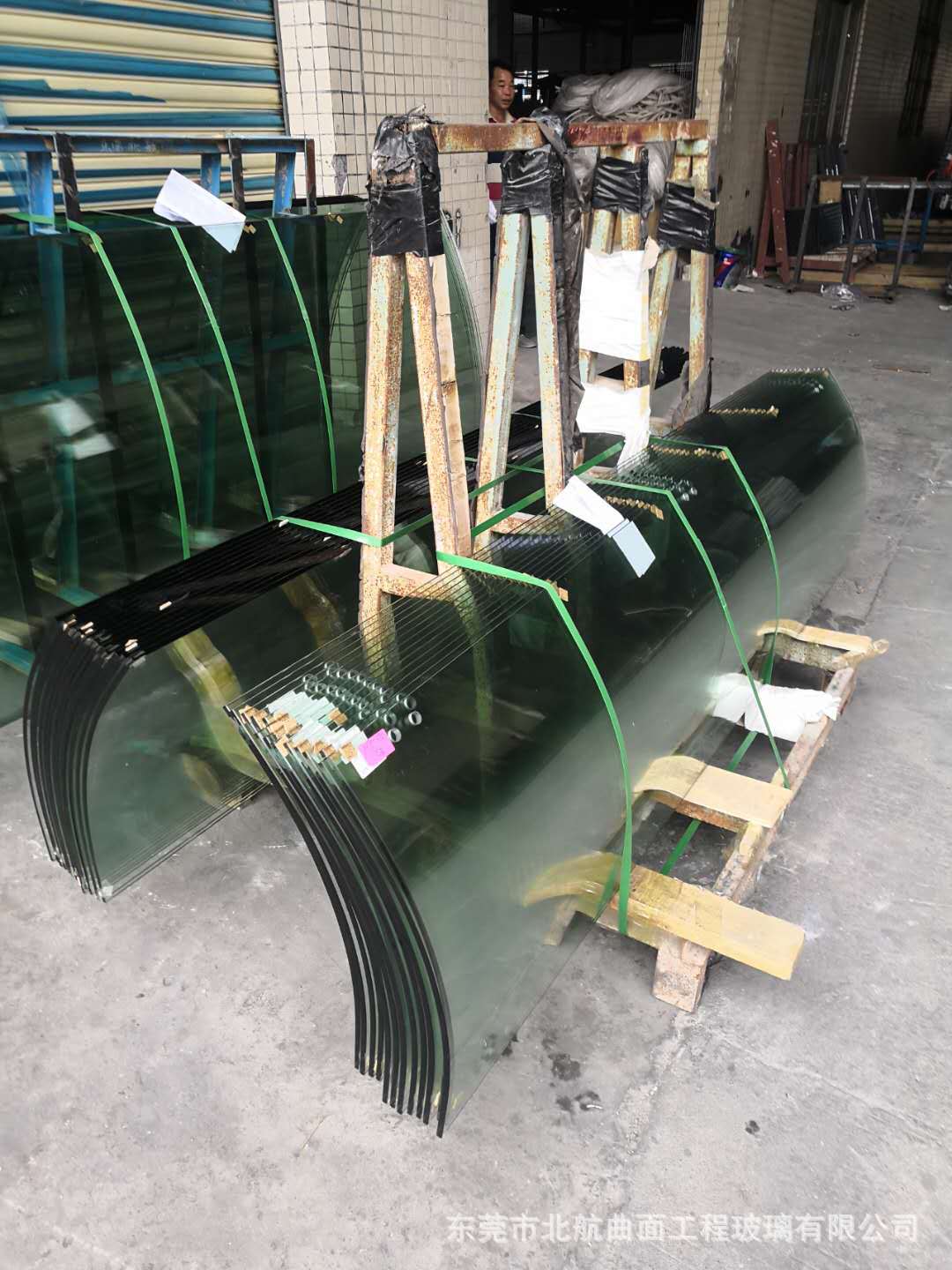热弯玻璃加工 15mm 波浪形 复杂多曲面 弧形玻璃 来图来样定制-阿里巴巴