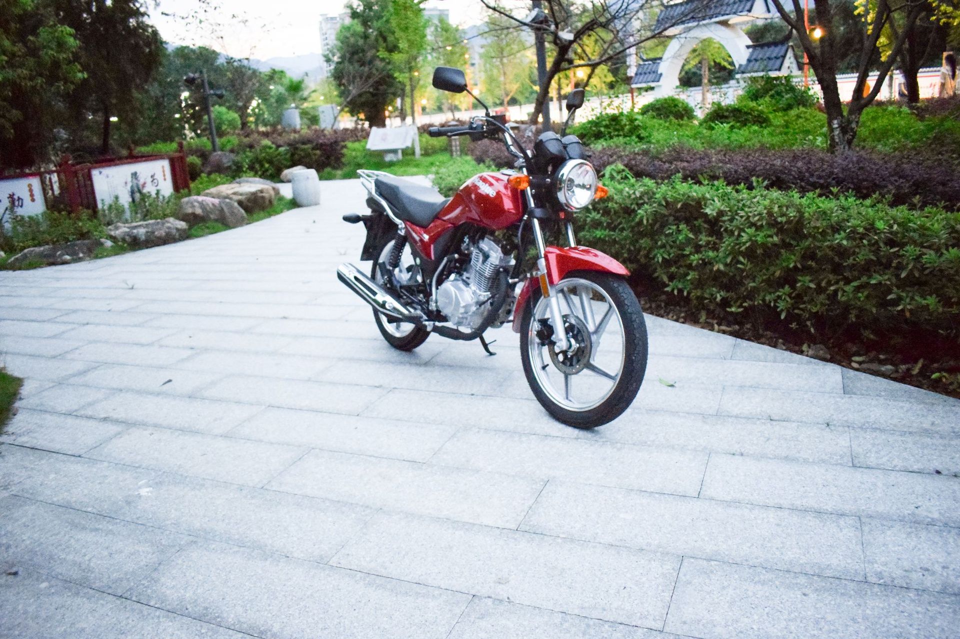 豪爵牌赛驰翼爽迪爽款HJ125-23A男装跨骑燃油摩托车125省油耐用-阿里巴巴