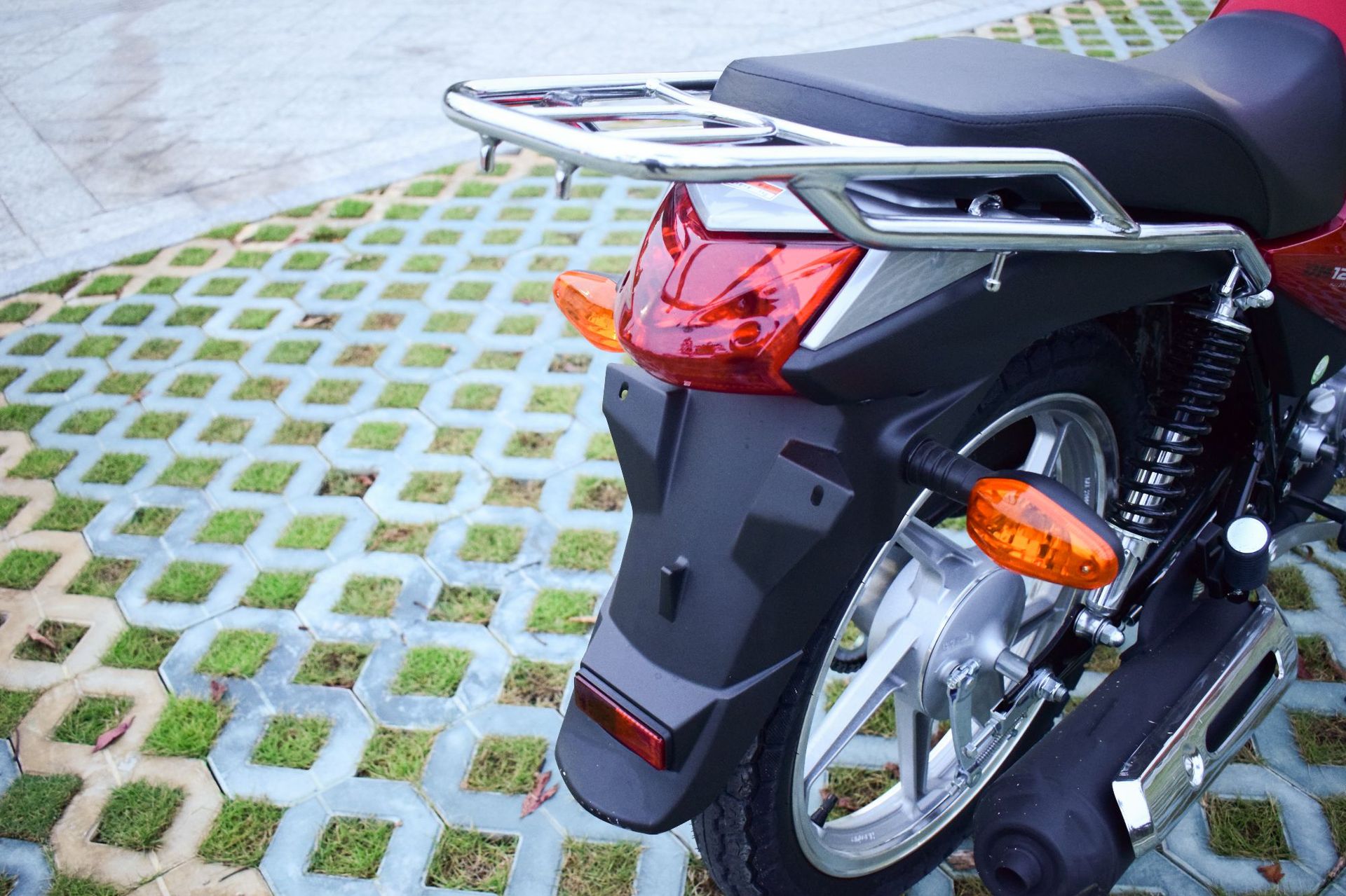 豪爵牌赛驰翼爽迪爽款HJ125-23A男装跨骑燃油摩托车125省油耐用-阿里巴巴