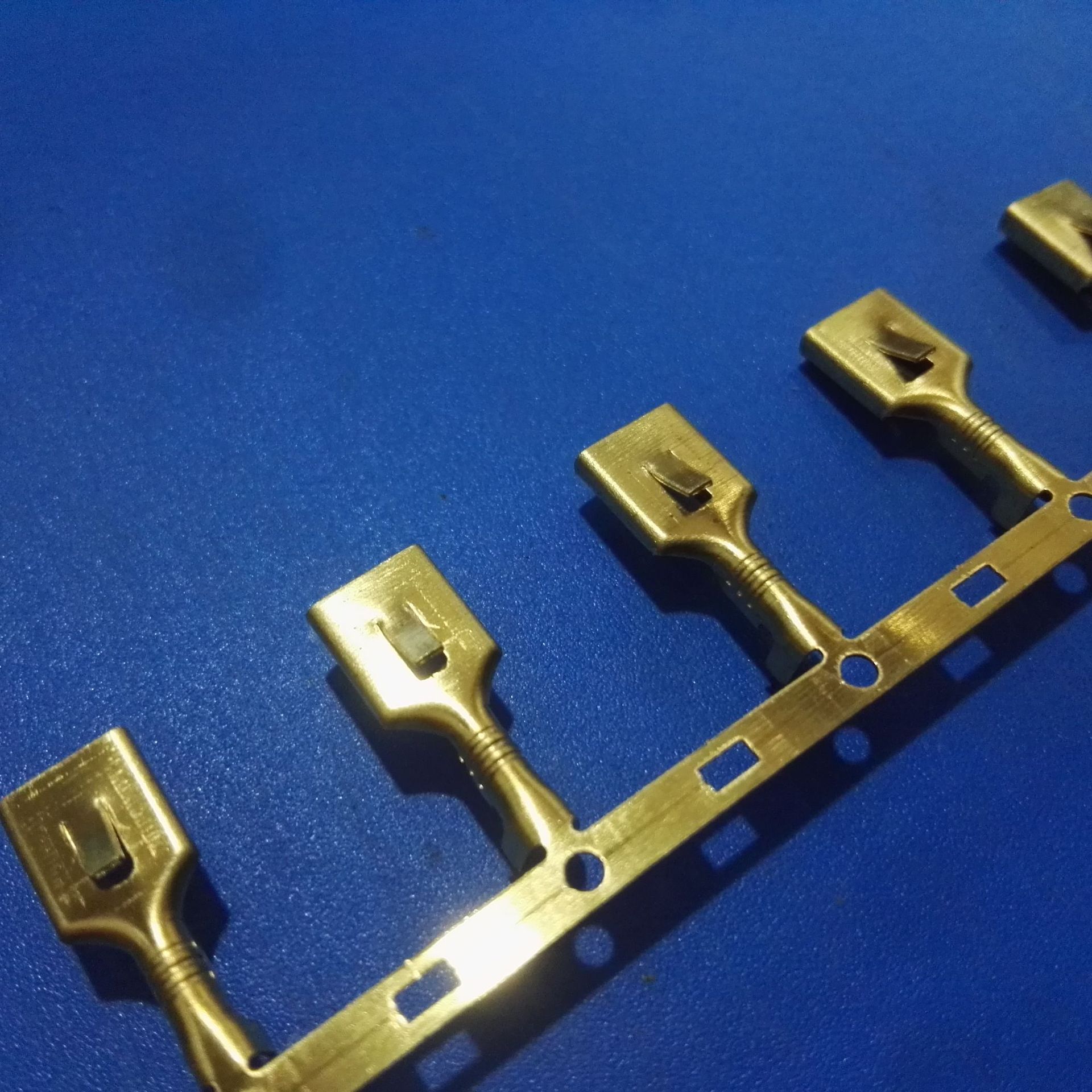 DJ623-E6.3A 6.3平板带刺插簧B脚 本色 横连带 250带倒钩端子-阿里巴巴