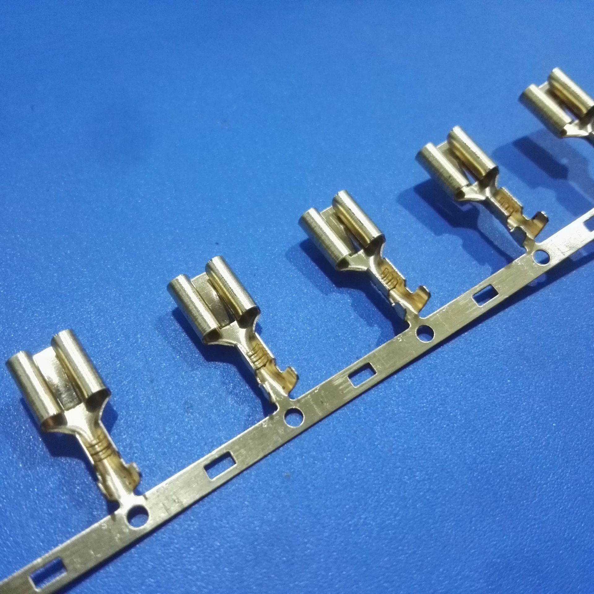 DJ623-E6.3A 6.3平板带刺插簧B脚 本色 横连带 250带倒钩端子-阿里巴巴