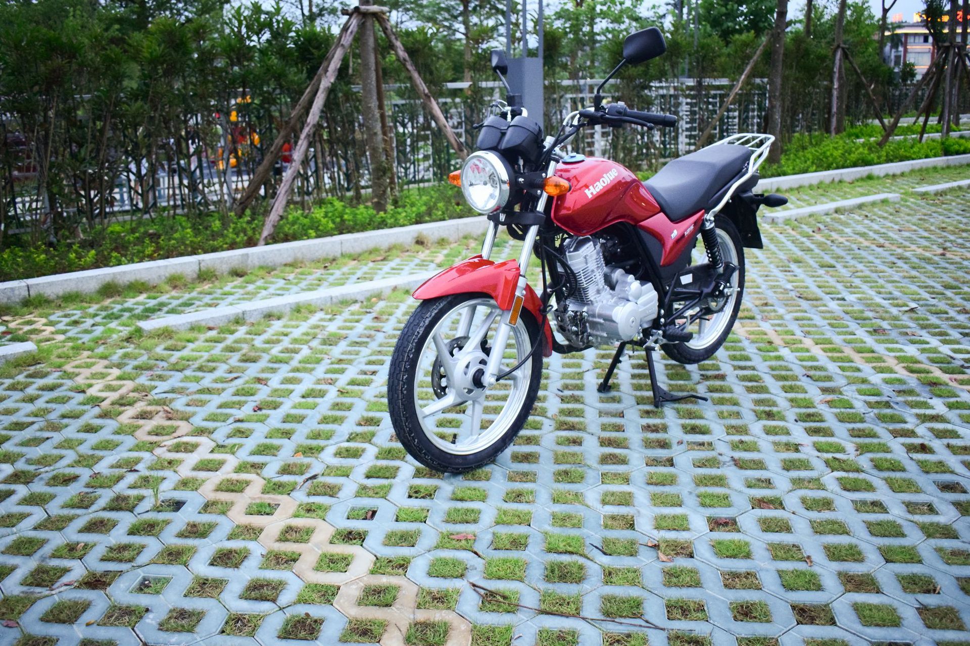 豪爵牌赛驰翼爽迪爽款HJ125-23A男装跨骑燃油摩托车125省油耐用-阿里巴巴