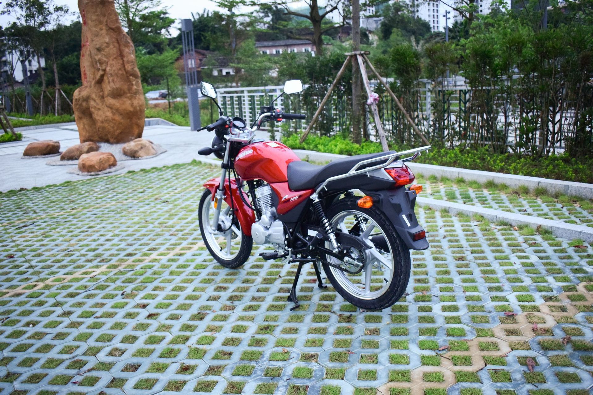 豪爵牌赛驰翼爽迪爽款HJ125-23A男装跨骑燃油摩托车125省油耐用-阿里巴巴