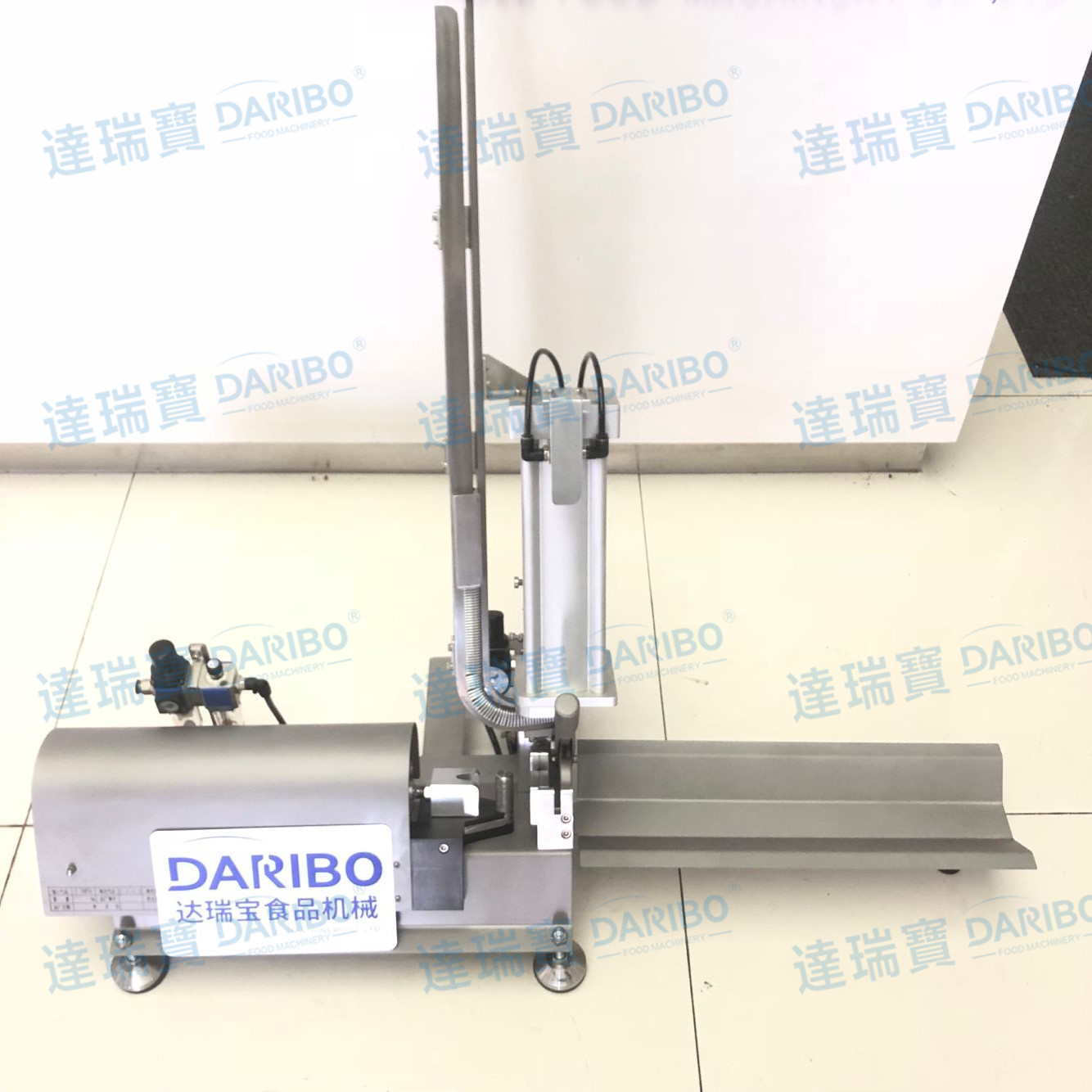 O商用气动拉紧打卡机 肉肠填充打卡机 全自动封口机 定量扭结机-阿里巴巴