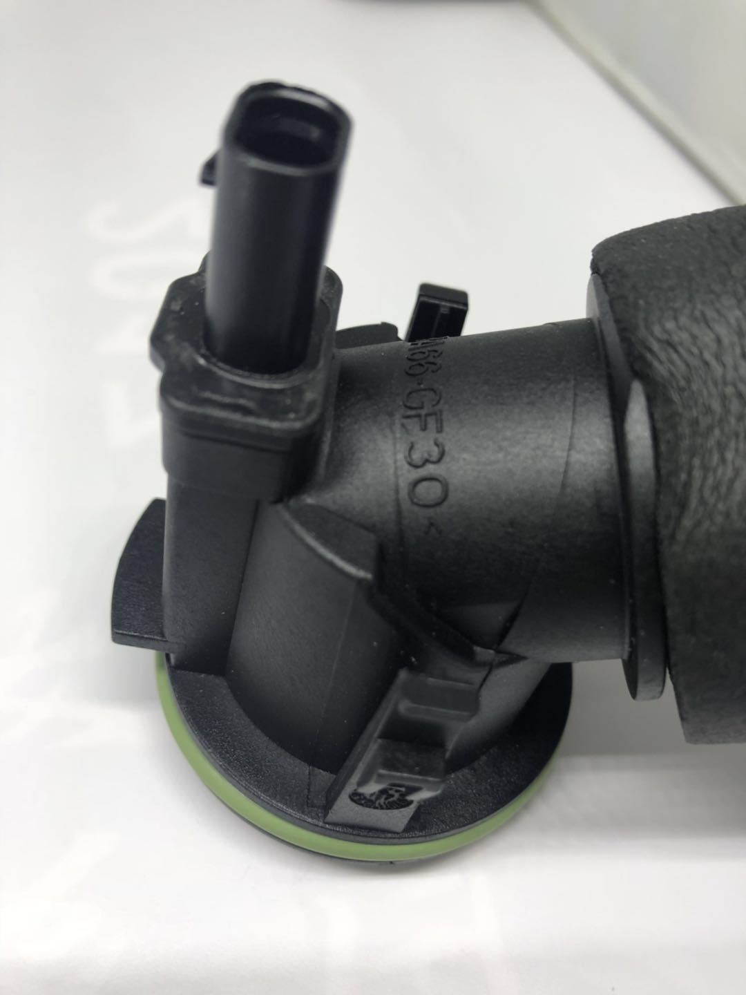 气门室盖排气软管/通风管 适用宝马F20F30F36F07F10 11127588417-阿里巴巴