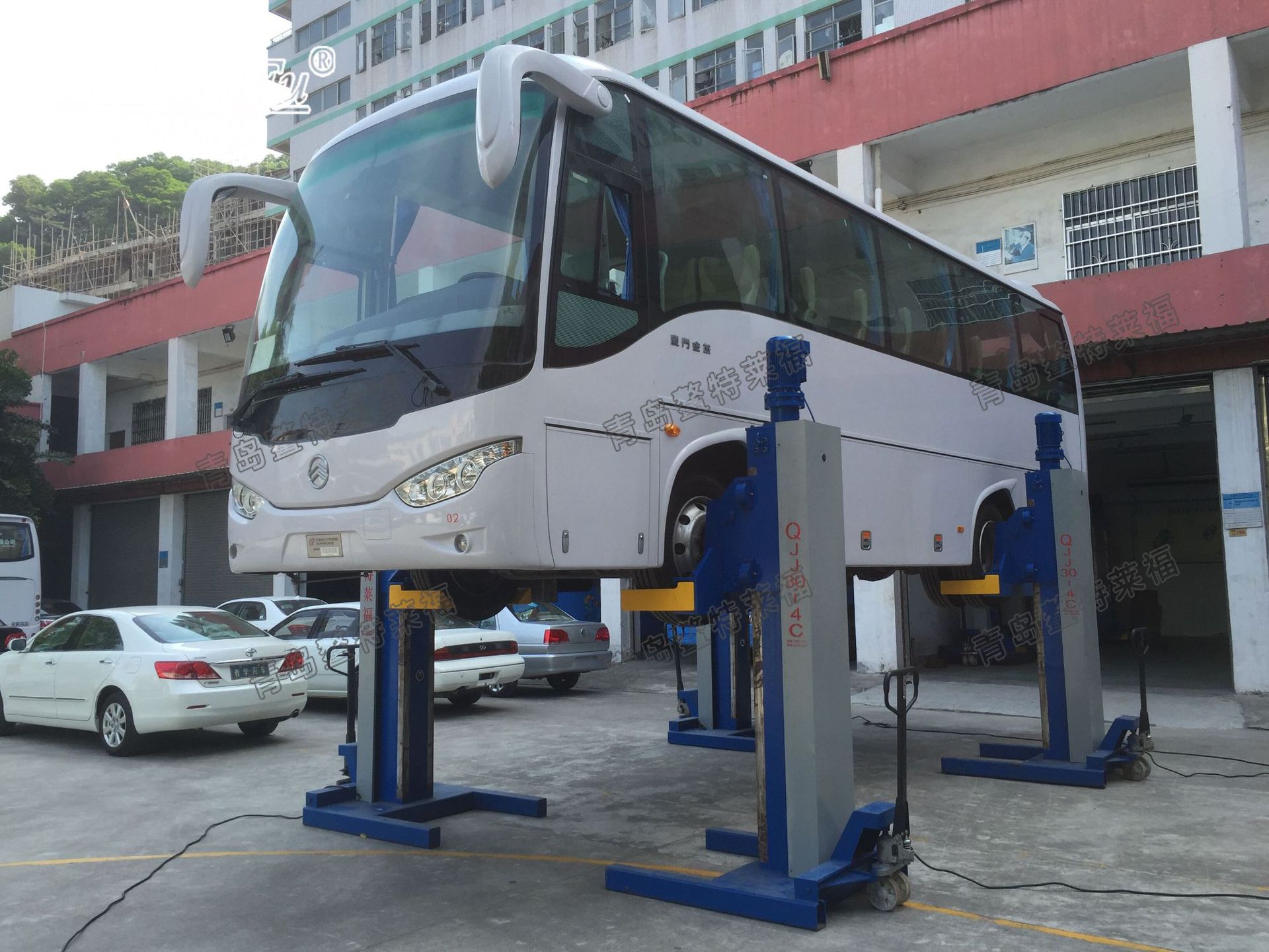 供应鳌特莱福四柱大客举升机，移动式四柱举升机-阿里巴巴