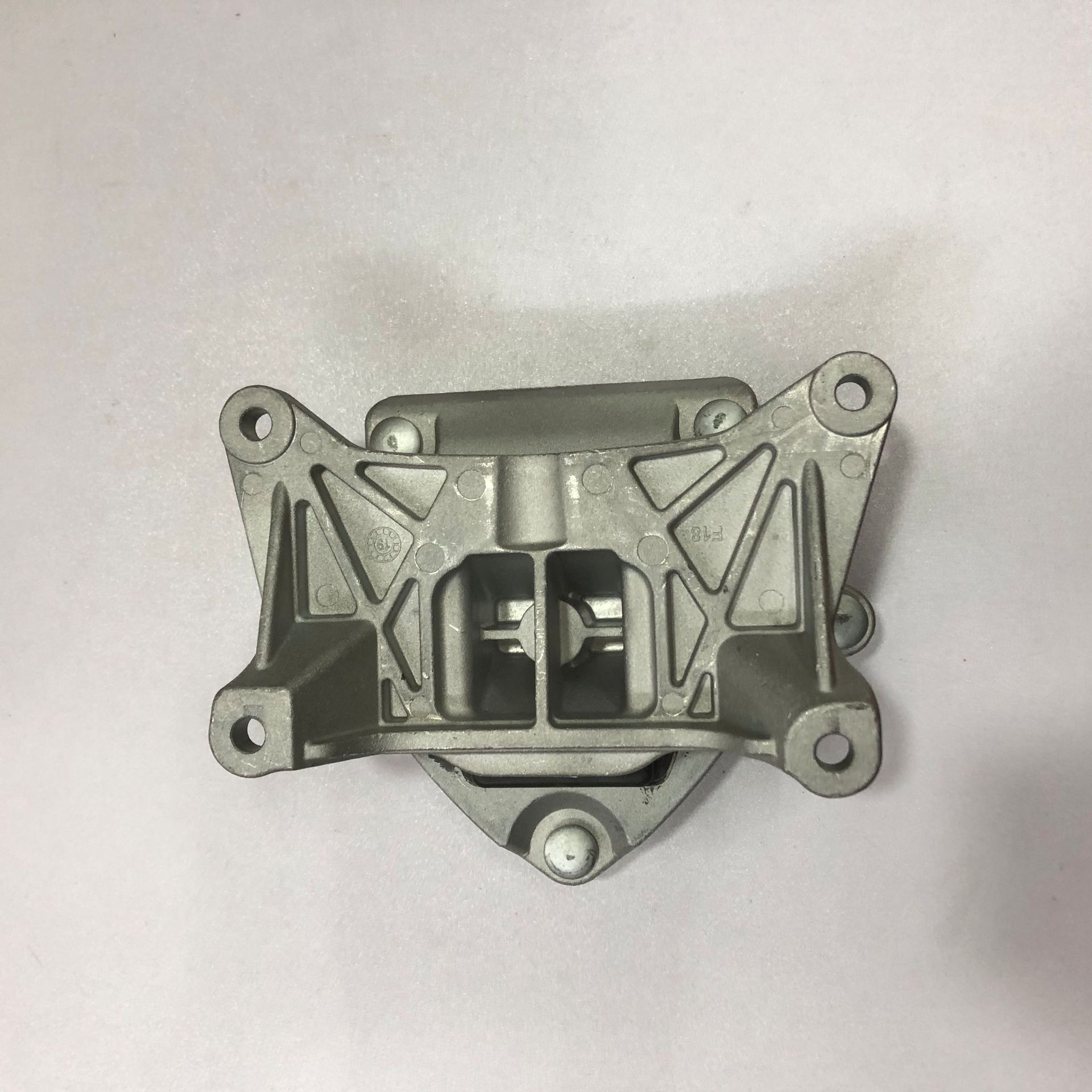 适用于奔驰C-CLASS W205 GLC C253 变速箱支架 A2052402500热卖-阿里巴巴