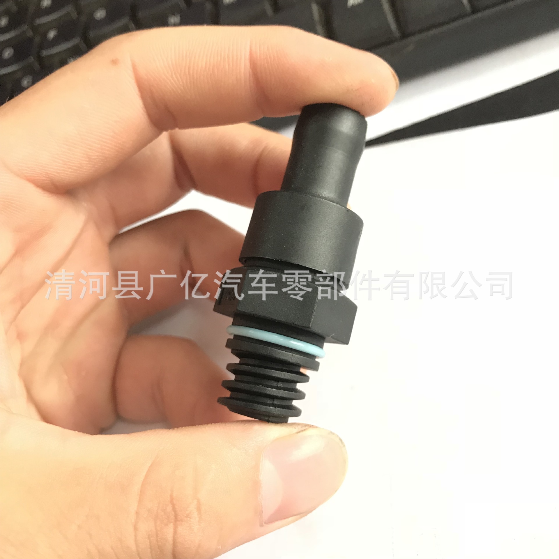 05037831AA 05047063AA 04792962AA气门室盖单向阀 强制通风阀PCV-阿里巴巴