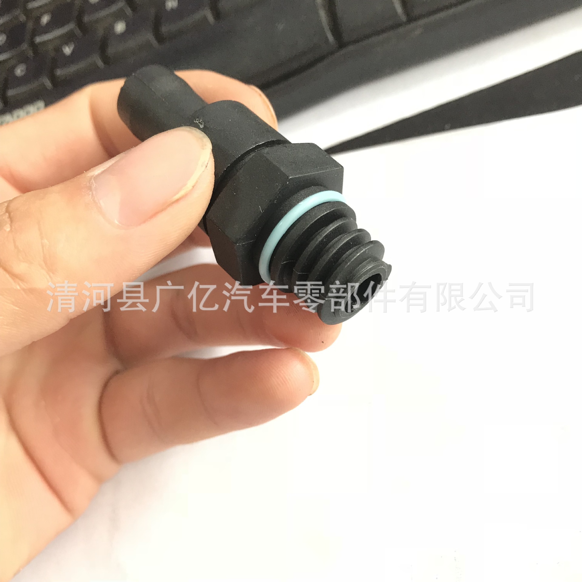 05037831AA 05047063AA 04792962AA气门室盖单向阀 强制通风阀PCV-阿里巴巴