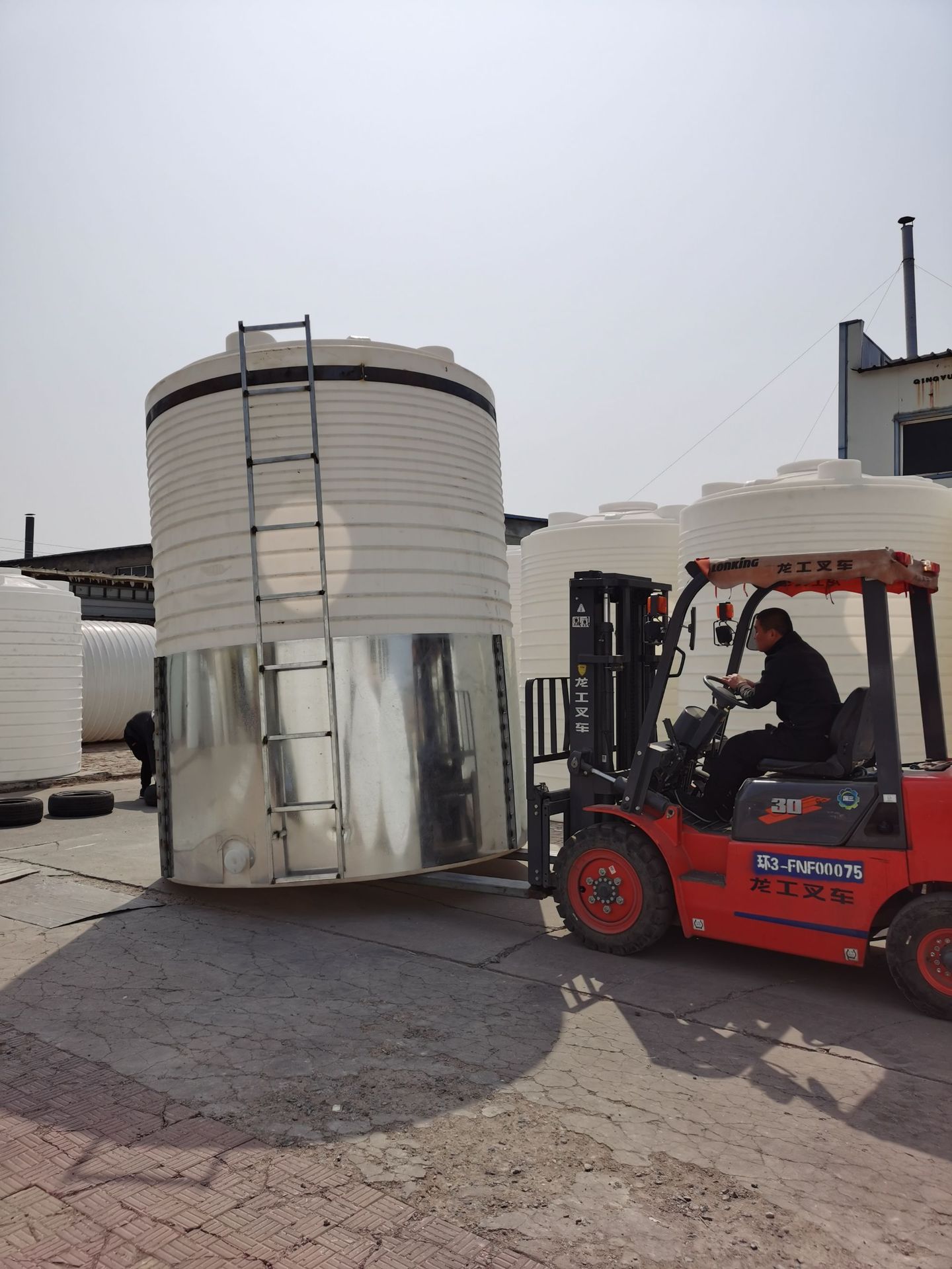 圆形10吨PE大桶 40吨50吨PE储水罐厂家 户外化工20吨塑料桶批发-阿里巴巴