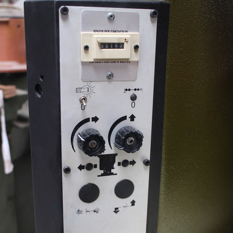 源头厂家皮革液压平面裁断机龙门裁断机阿通Atom SP588二手翻新-阿里巴巴