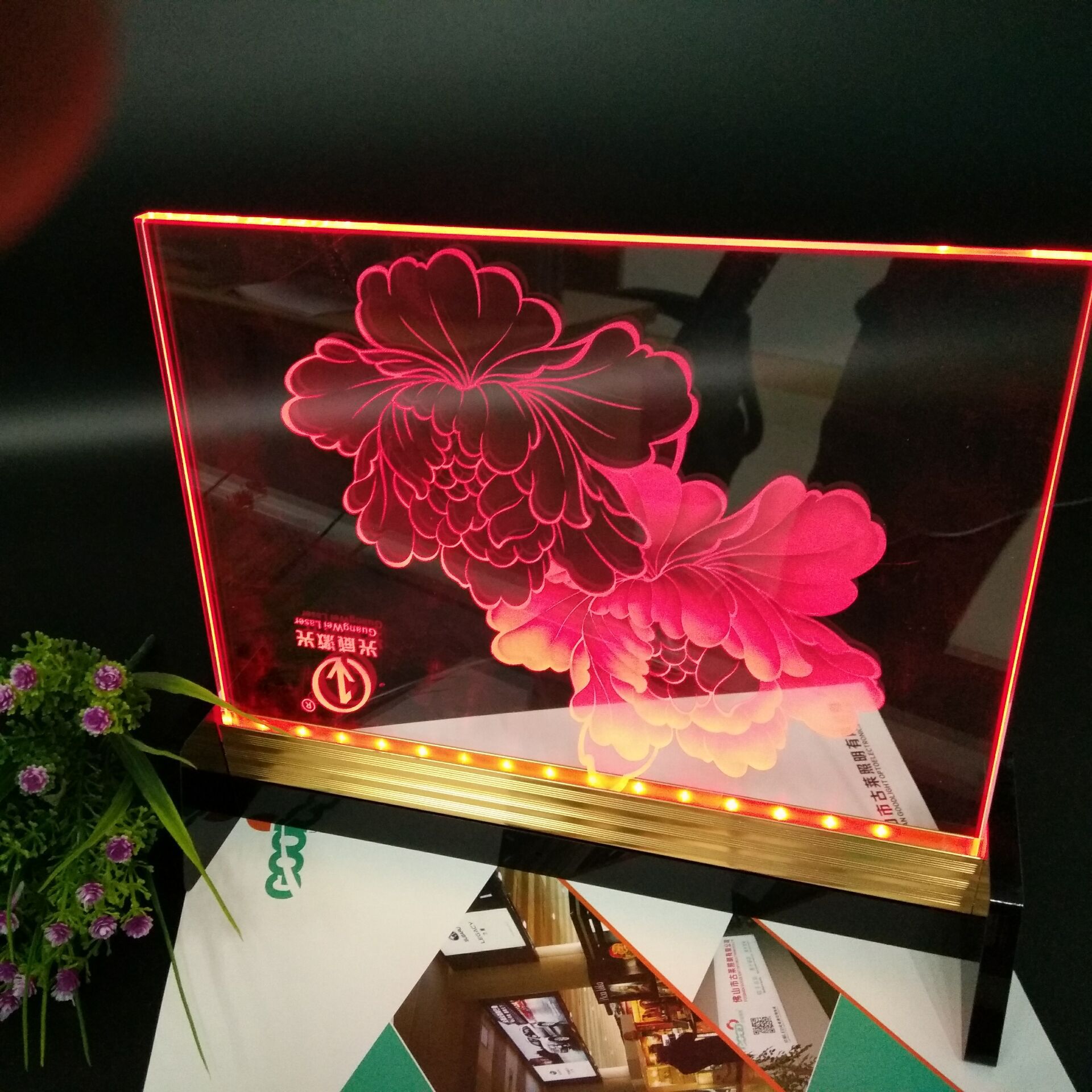 亚克力内雕三色变幻发光摆件立体装饰礼品黑色玻璃底座激光切割-阿里巴巴