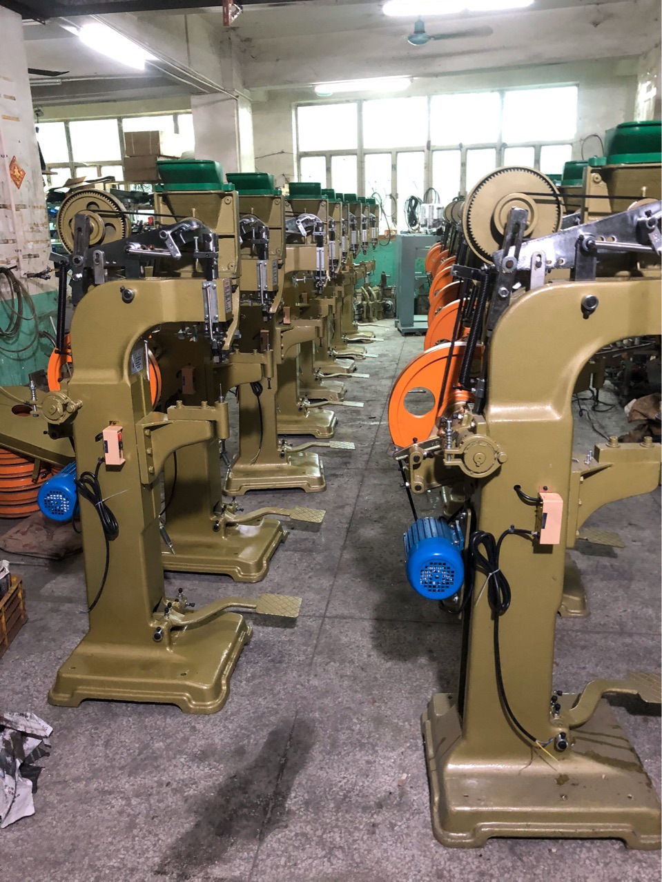 头盔铆钉机 源头厂家直发全自动铆钉机 安全帽铆钉铆合机设备-阿里巴巴