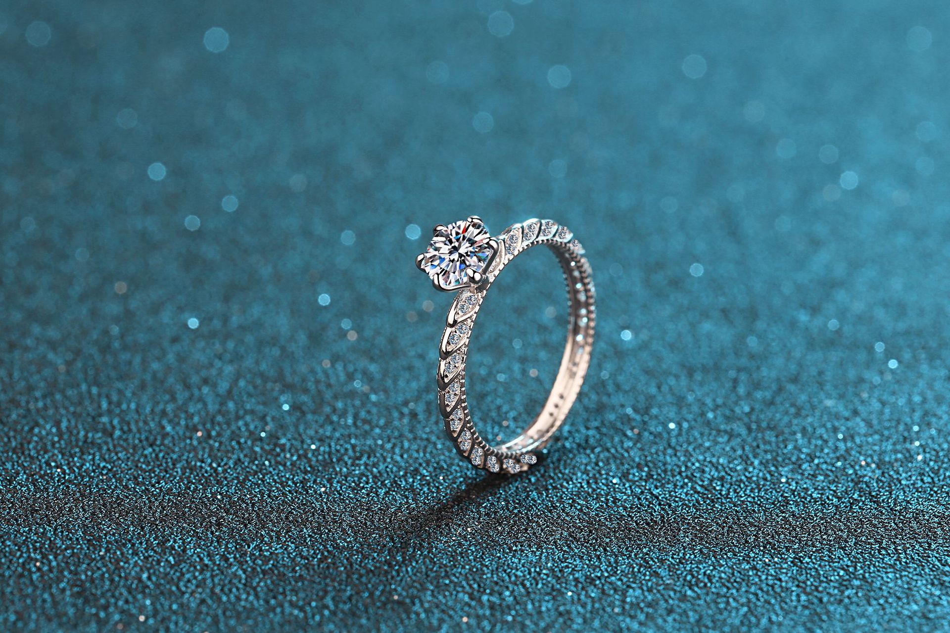 2020新款s925纯银镀pt950金女戒指80分莫桑石六爪半壁江山戒指-阿里巴巴