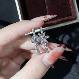 时尚女人名媛ins风花朵戒指 pt950水滴梨形仿真锆石戒指钻戒女戒-阿里巴巴