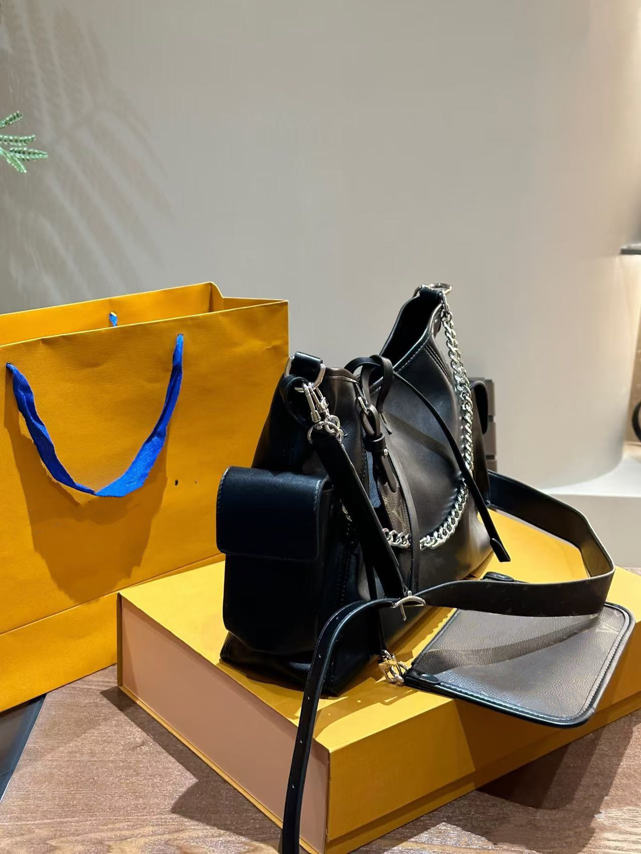 铝家25新款carryall Cargo黑武士芯片版 暗黑风小羊皮材质 单肩包-阿里巴巴