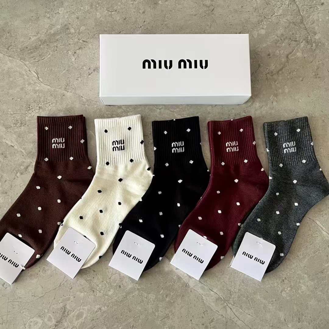 安克拉红miumiu新款礼盒五双装中筒女袜韩版ins潮字母时尚缪缪袜-阿里巴巴