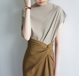 JOJOZ 栗色一字领短袖T恤显瘦露锁骨气质 时髦chic上衣ss高级质感-阿里巴巴