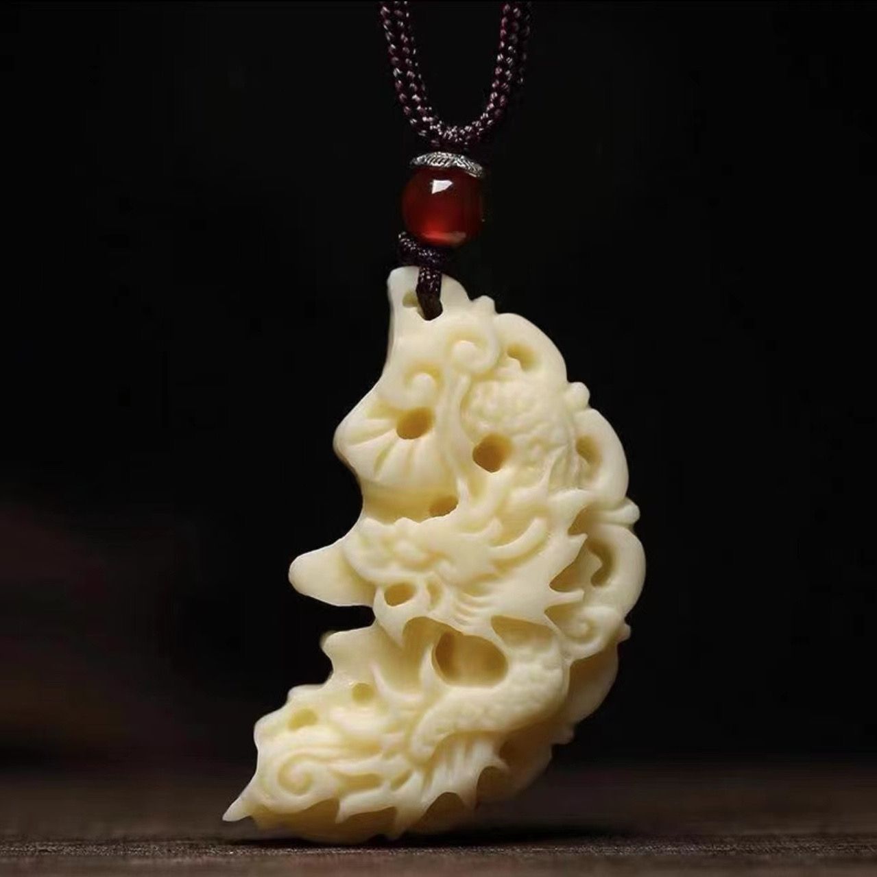 象牙果龙凤组合吊坠仿猛犸象牙男女情侣夫妻款项链饰品节日小礼物-阿里巴巴