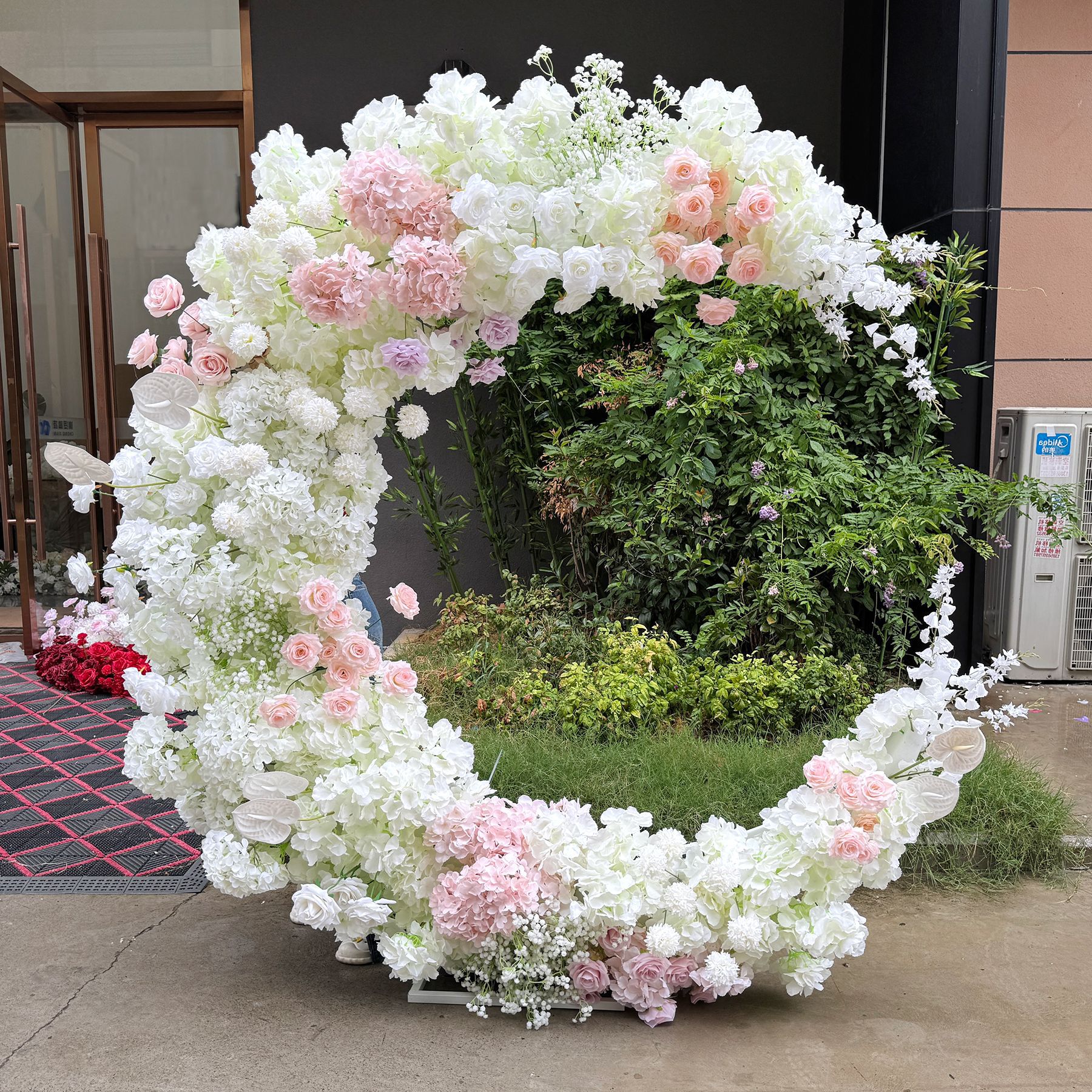 婚庆月亮花艺摆件求婚背景舞台装饰订婚布置景区打卡彩色月牙墙-阿里巴巴