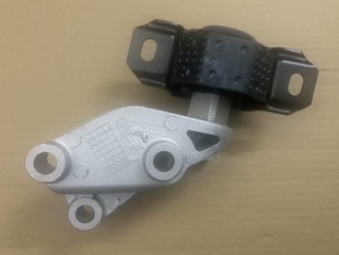 适用奔驰精灵451 大梁左下支架胶垫左边波箱机脚胶1322200148-阿里巴巴