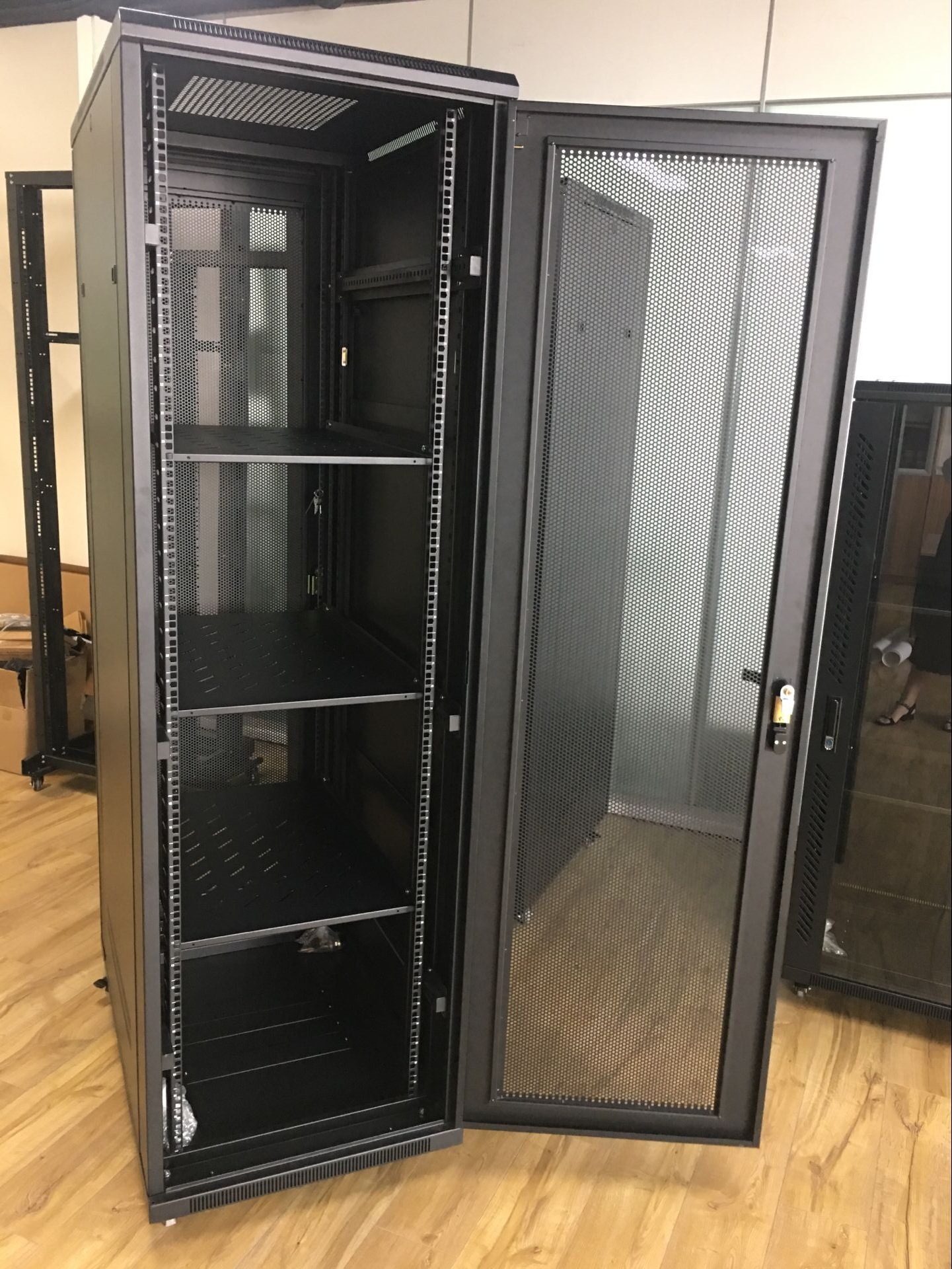 服务器机柜2米高 网络机柜 网孔门机房机柜 综合布线机柜42U机柜-阿里巴巴